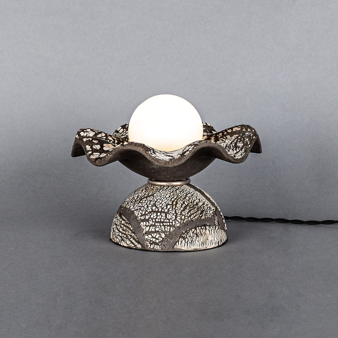 Lampe de table Rivale avec abat-jour ondulé en céramique, argile noire ...